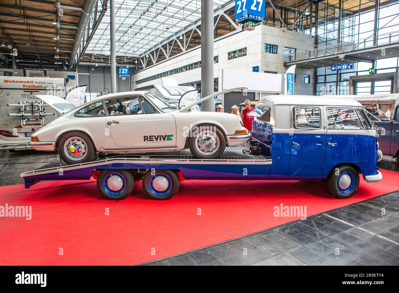 Porsche 911 auf einem VW Bus T1 Autotransporter aus den 60er Jahren ...