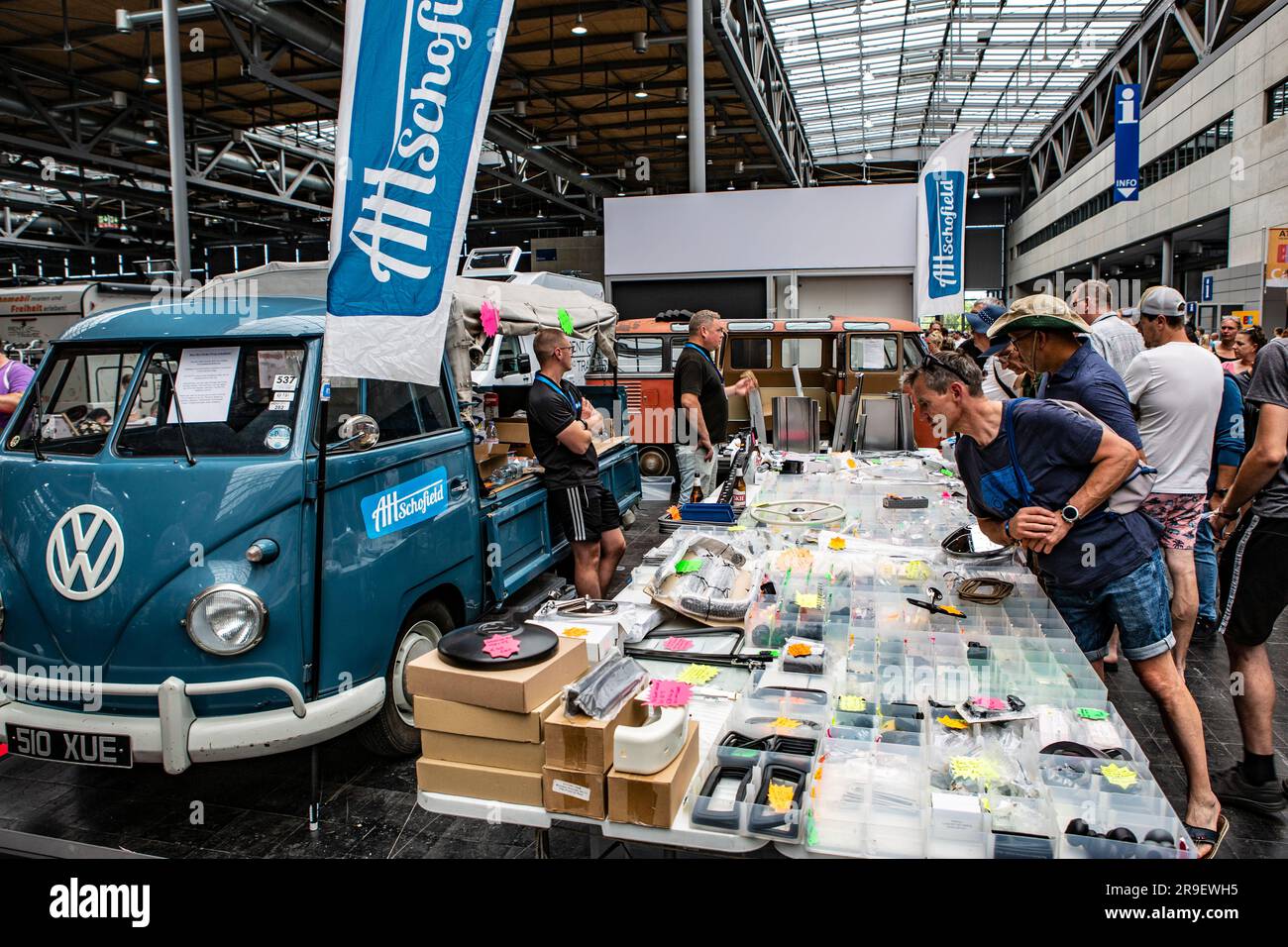 VW Bus Festival 2023 Besucherandrang in der Halle mit Teilemarkt Stock ...