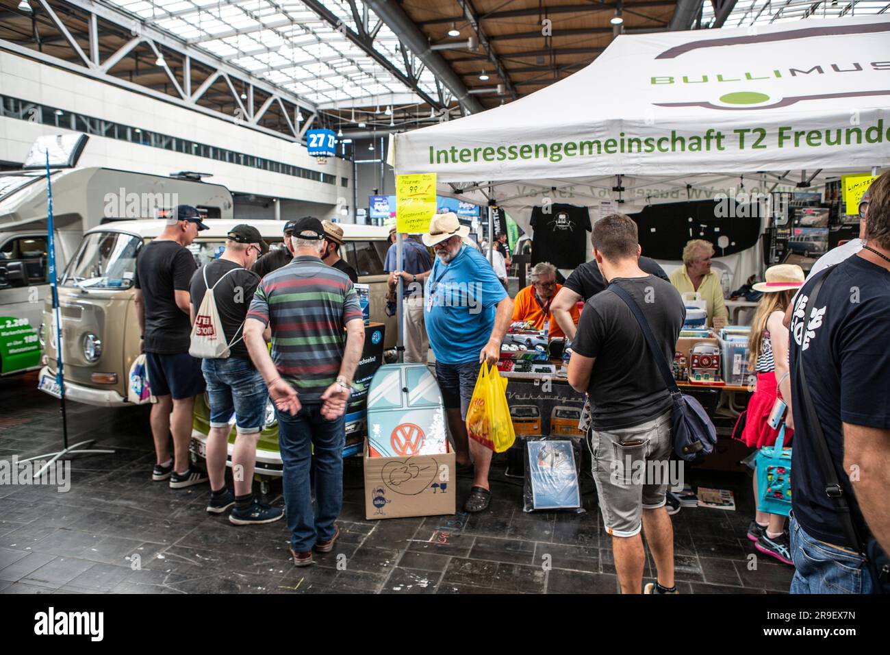 VW Bus Festival 2023 Besucherandrang in der Halle mit Teilemarkt Stock ...