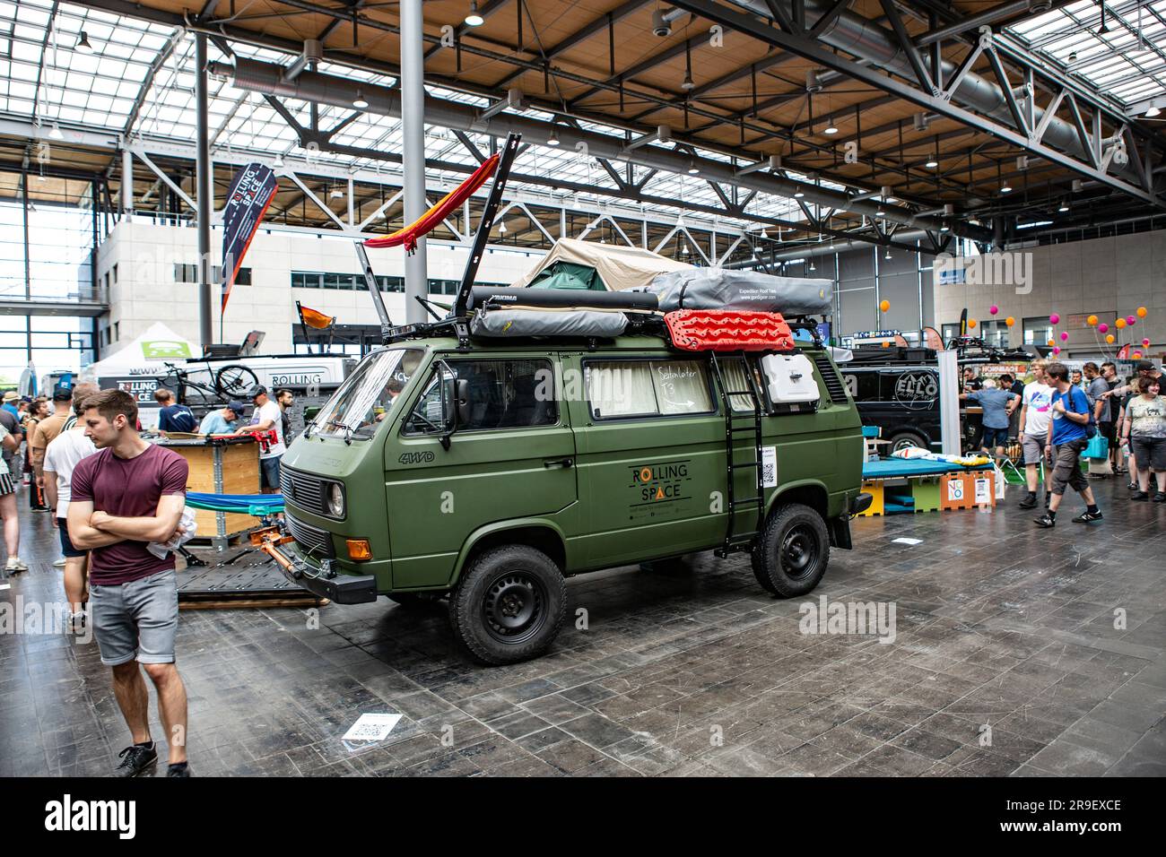 VW Bus Festival 2023 Besucherandrang in der Halle mit Teilemarkt Stock ...