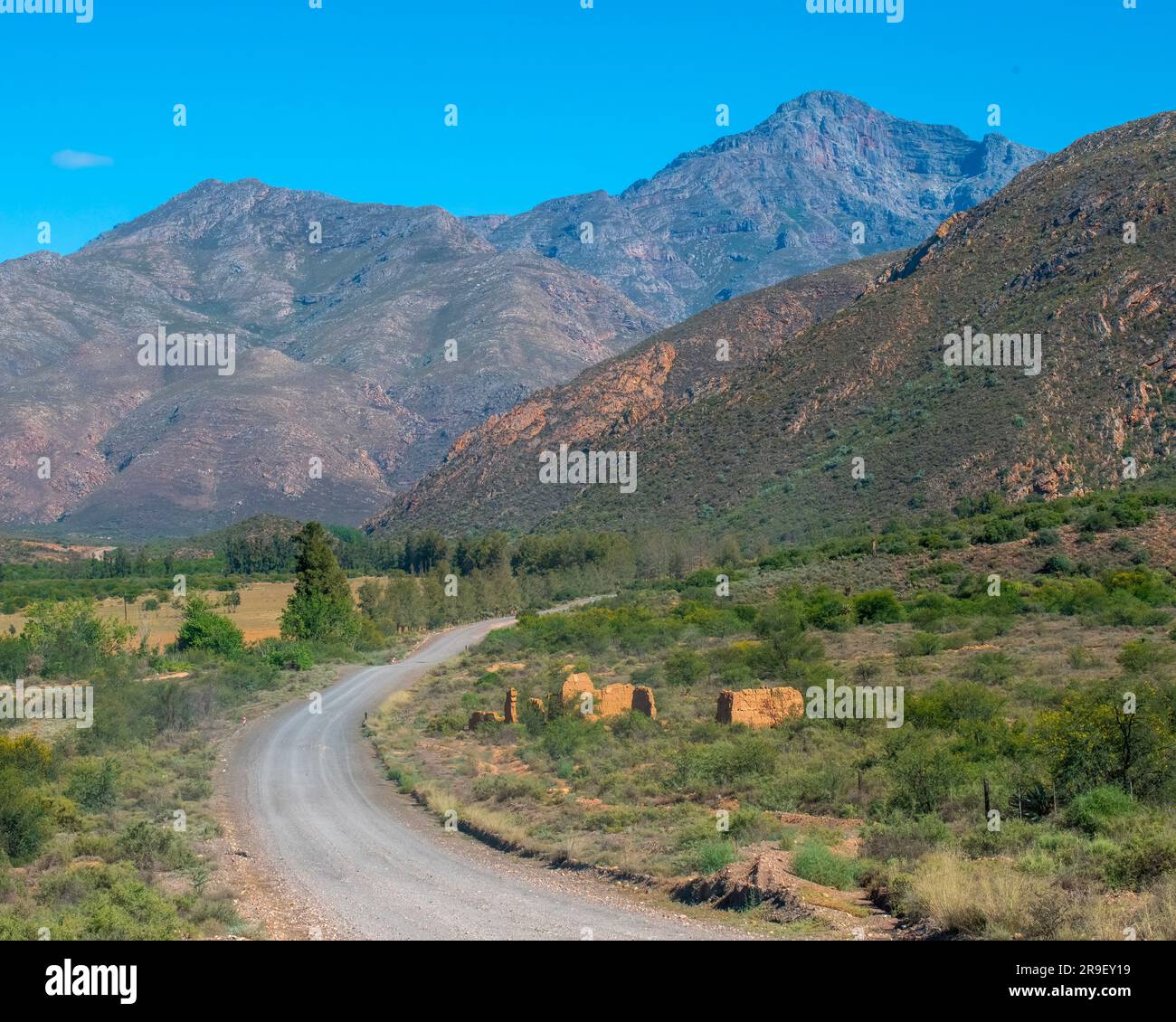 Southern entrance to the Seweweeks Poort. Notice Seweweekspoort Peak in ...