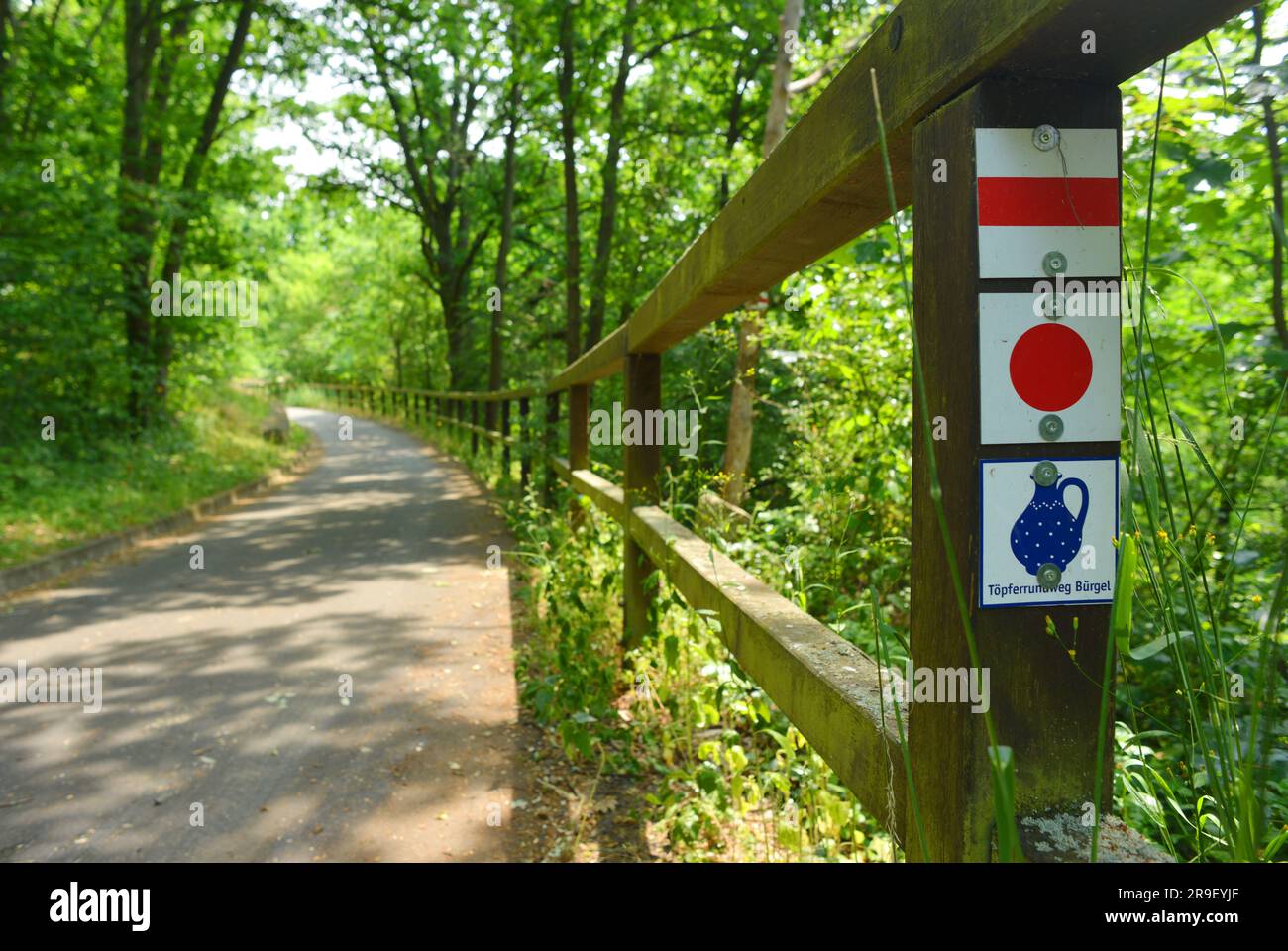 Read hiking trail signs hi-res stock photography and images - Alamy