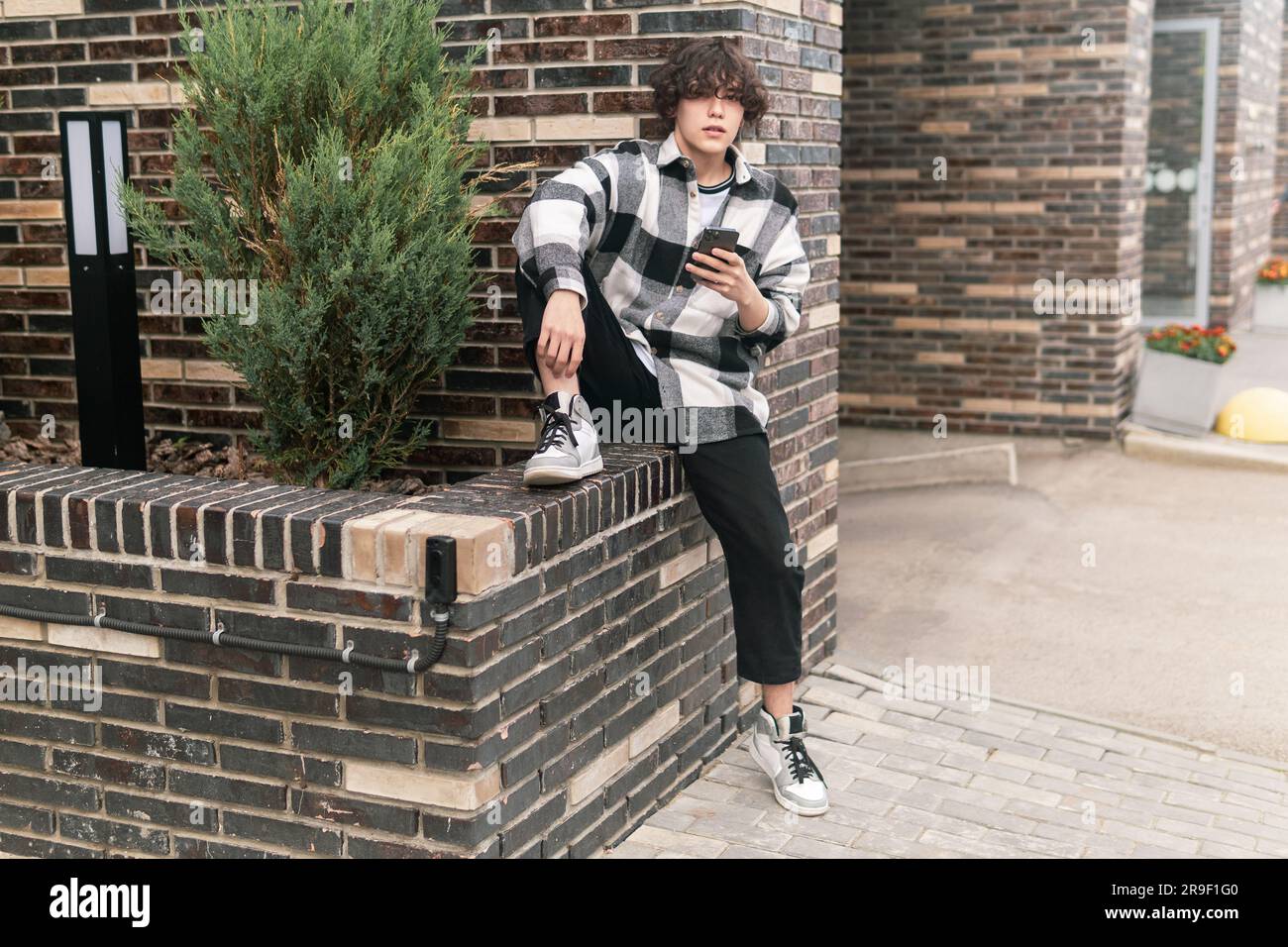 Man sitting on curb hi-res stock photography and images - Alamy