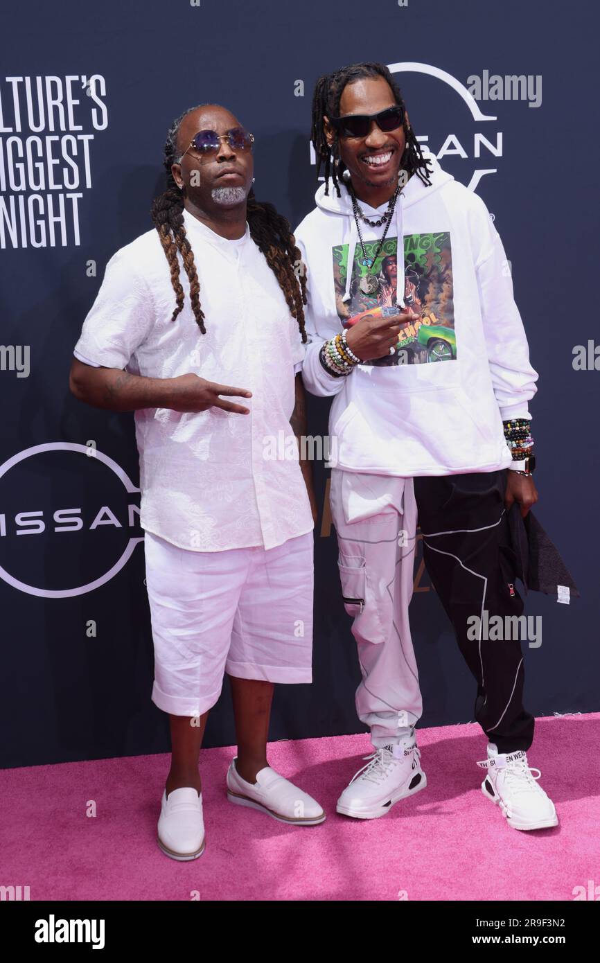 Yin yang twins hi-res stock photography and images - Alamy