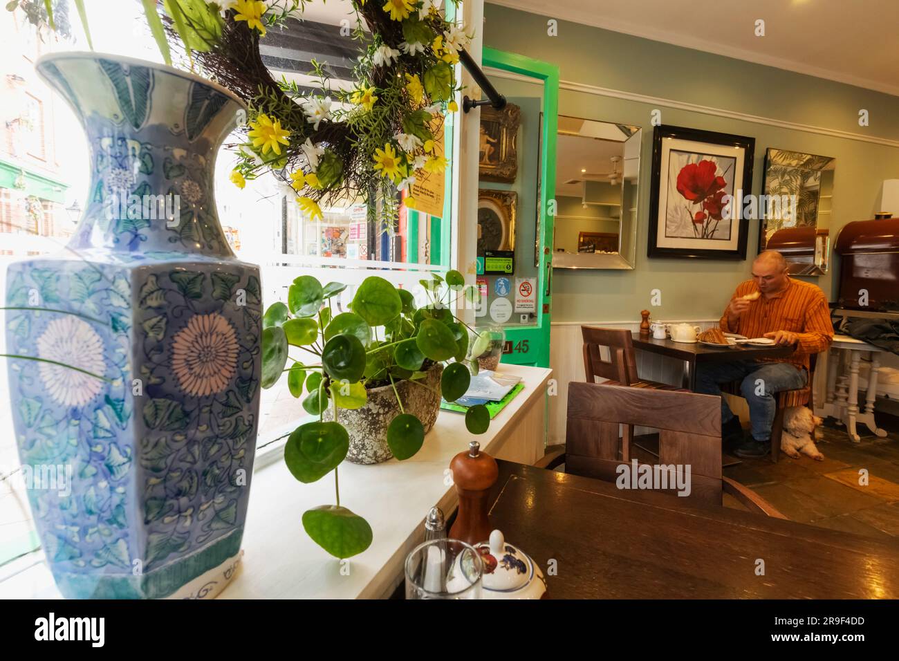 Old english cafe interior hi-res stock photography and images - Alamy