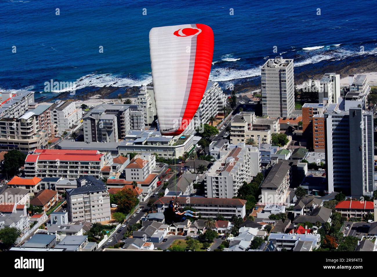 Paragliding in front of the front face of Table Mountain or with a city ...
