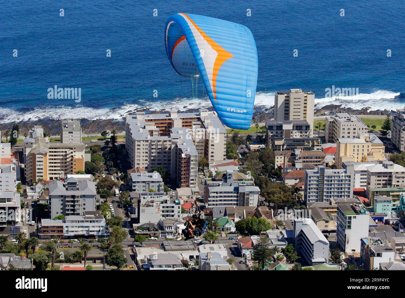 Paragliding in front of the front face of Table Mountain or with a city ...