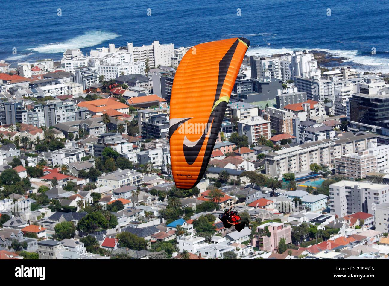 Paragliding in front of the front face of Table Mountain or with a city ...