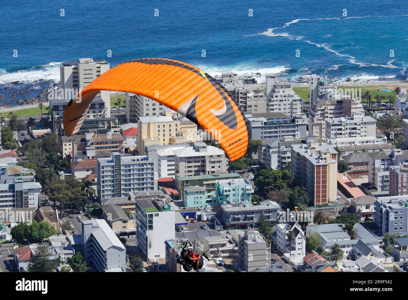 Paragliding in front of the front face of Table Mountain or with a city ...