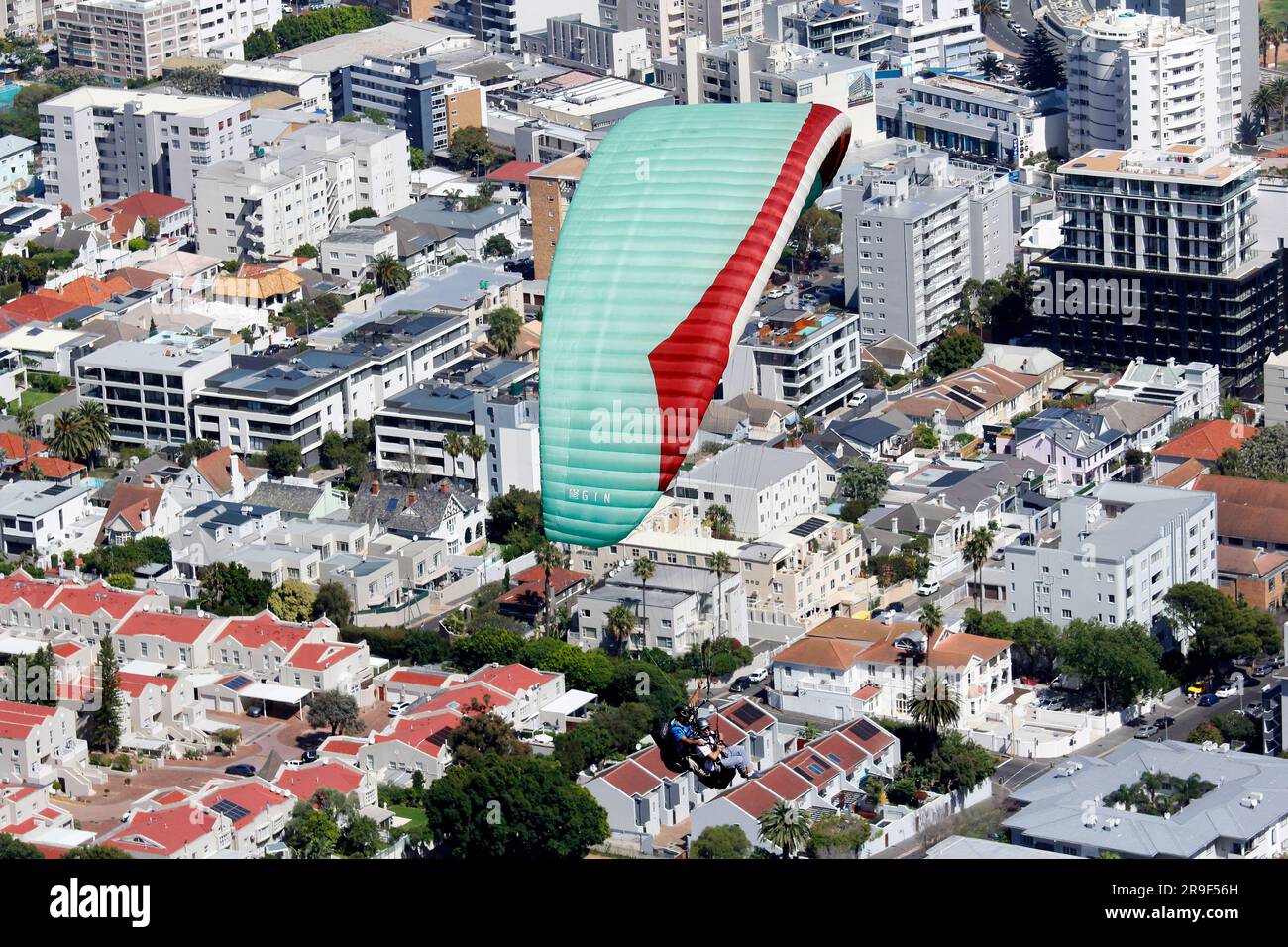 Paragliding in front of the front face of Table Mountain or with a city ...