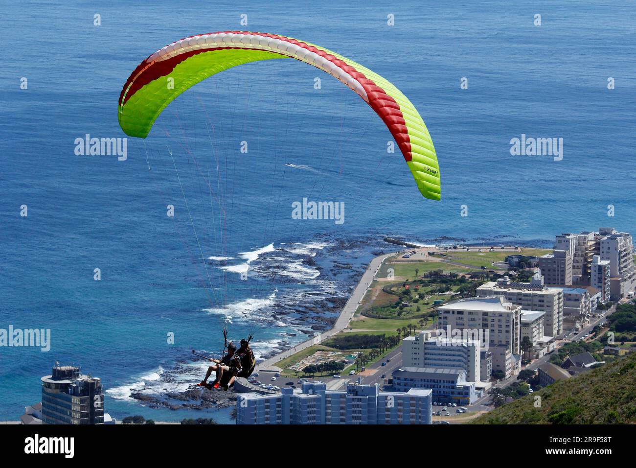Paragliding in front of the front face of Table Mountain or with a city ...