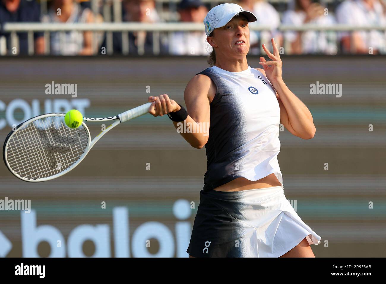 Iga swiatek forehand hi-res stock photography and images - Alamy