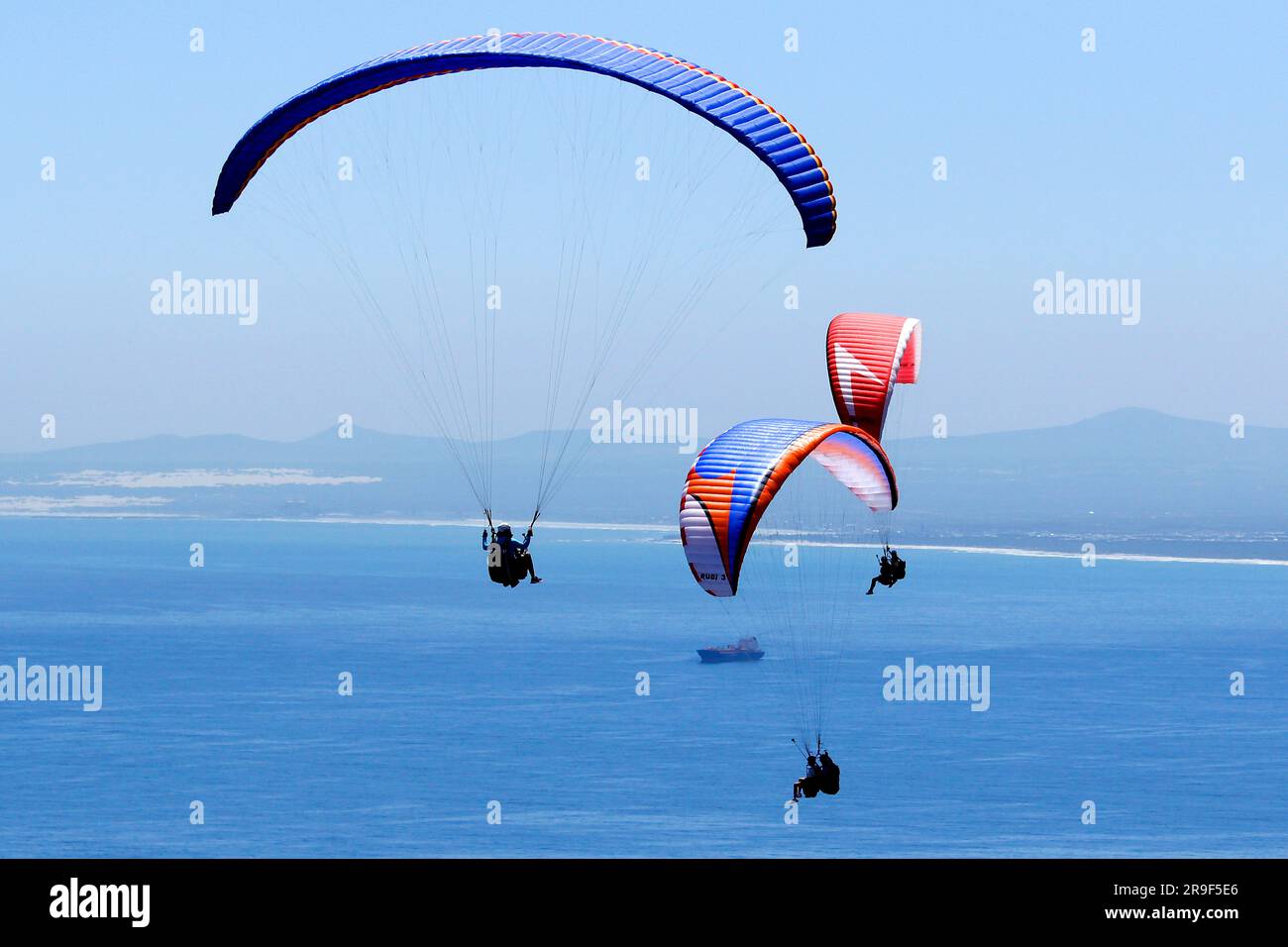 Paragliding in front of the front face of Table Mountain or with a city ...