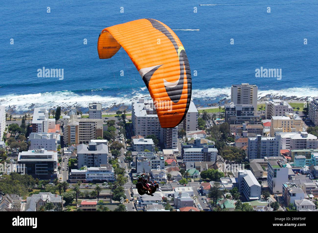 Paragliding in front of the front face of Table Mountain or with a city ...