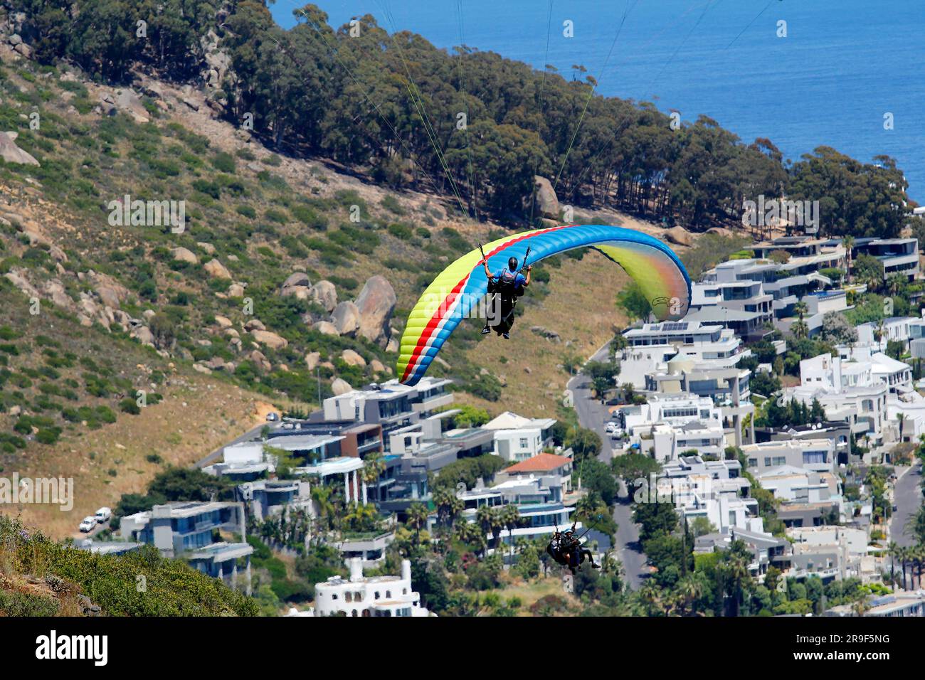 Suburb with table mountain hi-res stock photography and images - Alamy