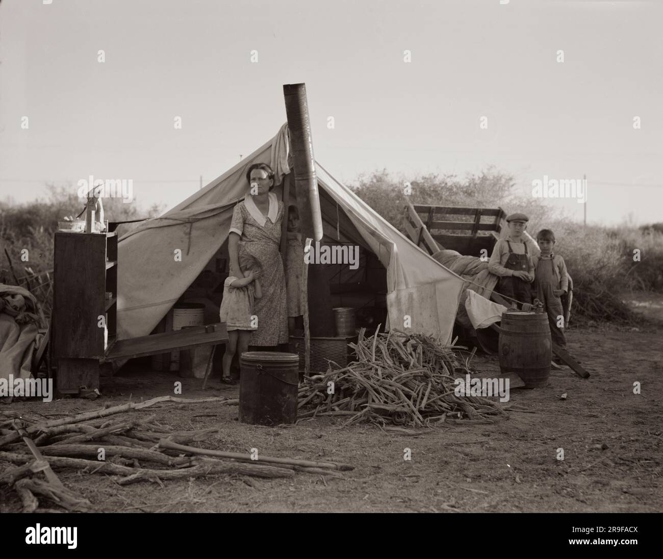Photographer Dorothea Lange photographs America during and after the ...
