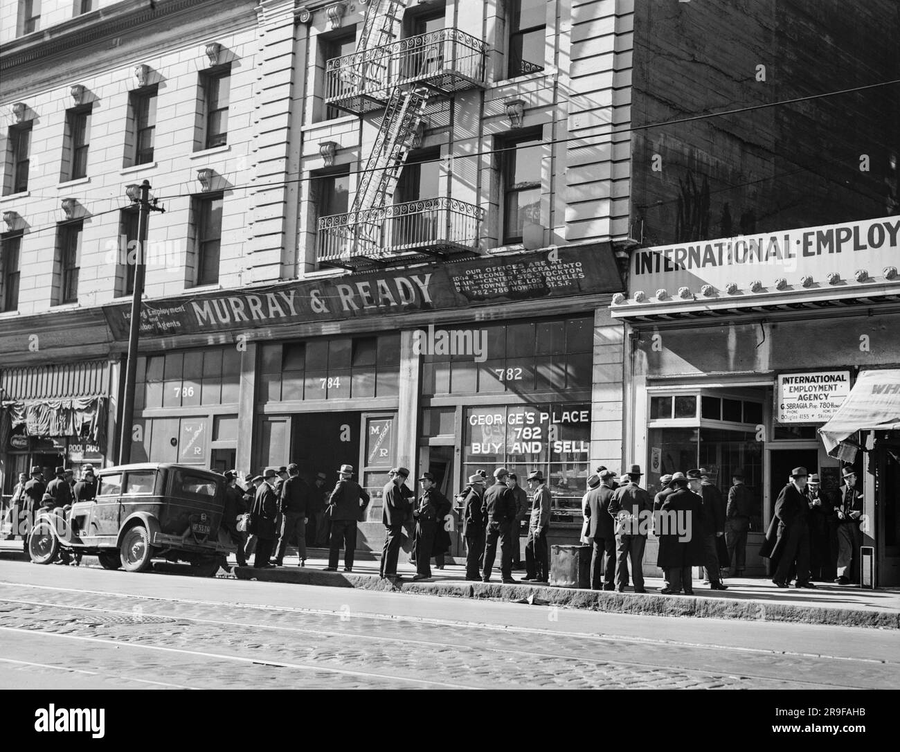 Photographer Dorothea Lange photographs America during and after the ...