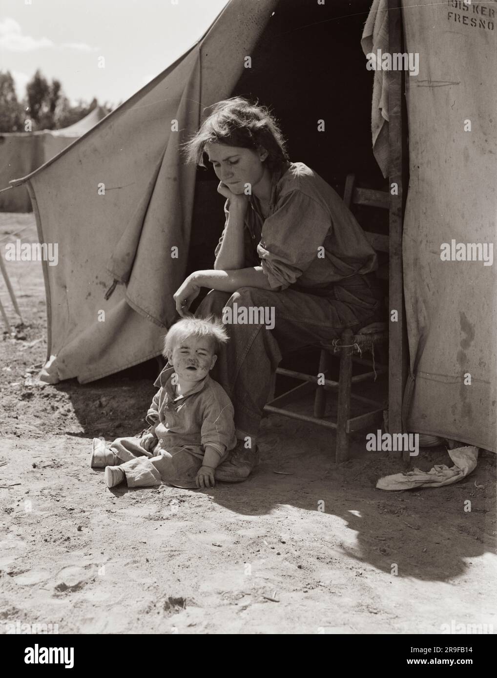 Photographer Dorothea Lange photographs America during and after the ...