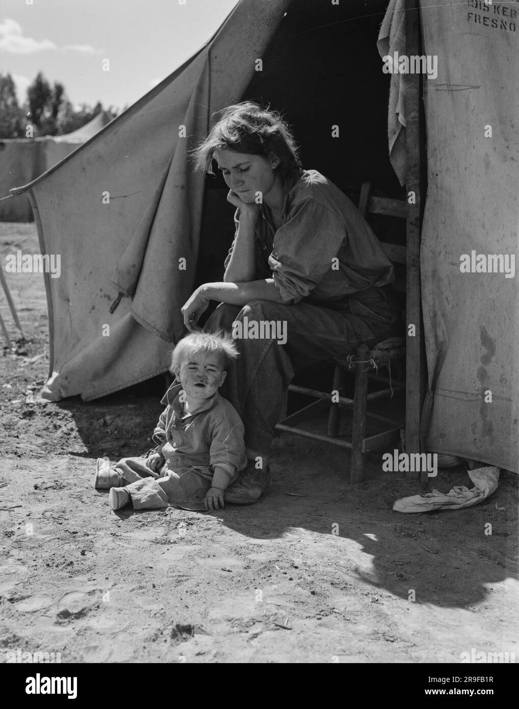 Photographer Dorothea Lange photographs America during and after the ...