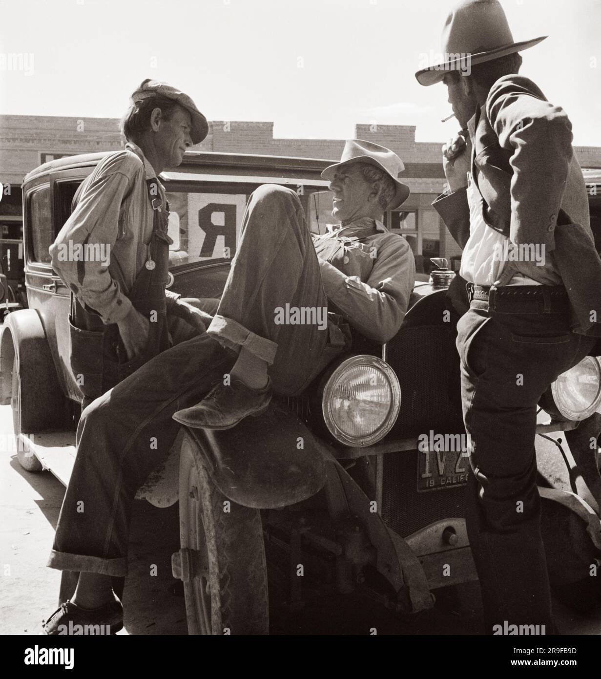Photographer Dorothea Lange photographs America during and after the ...