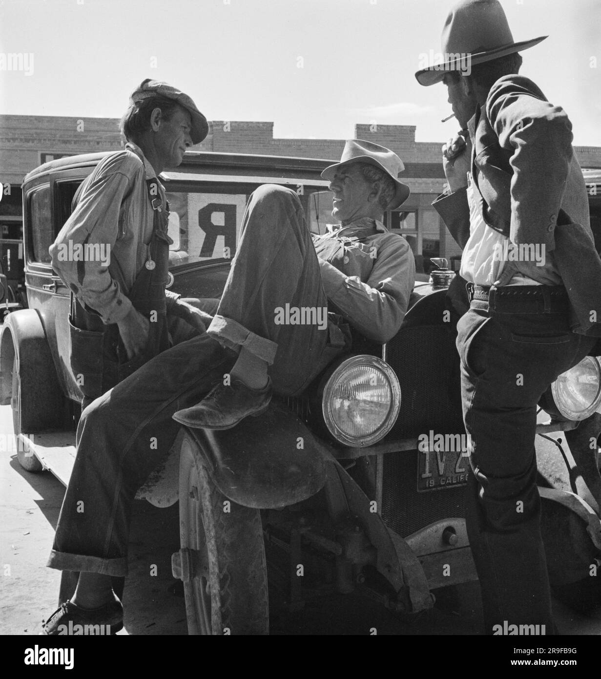 Photographer Dorothea Lange photographs America during and after the ...