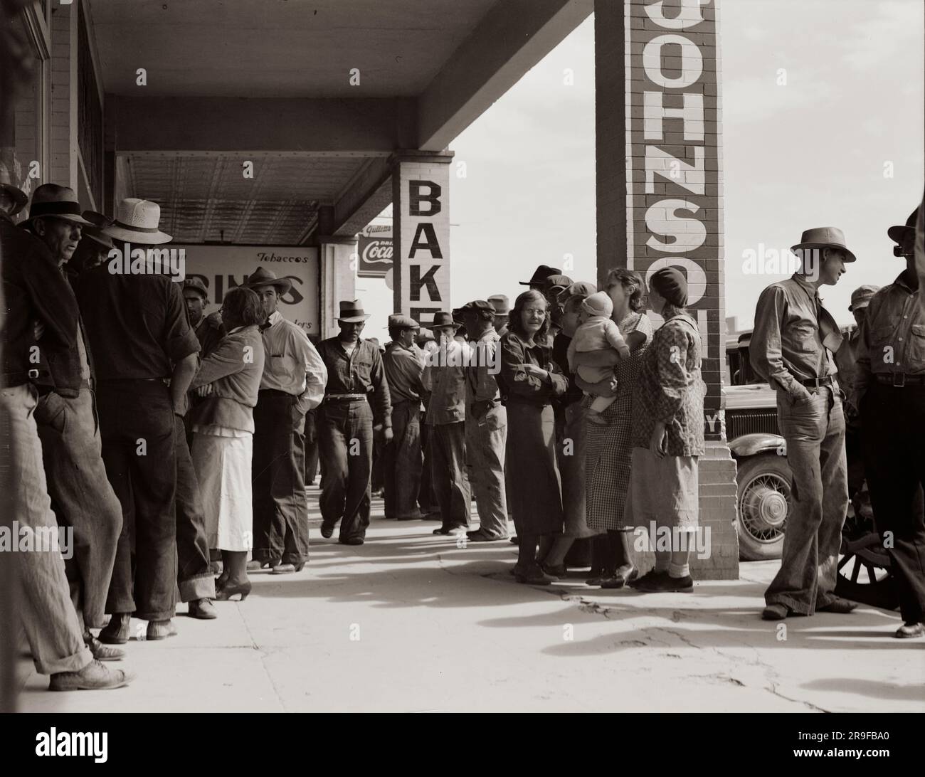 Photographer Dorothea Lange photographs America during and after the ...