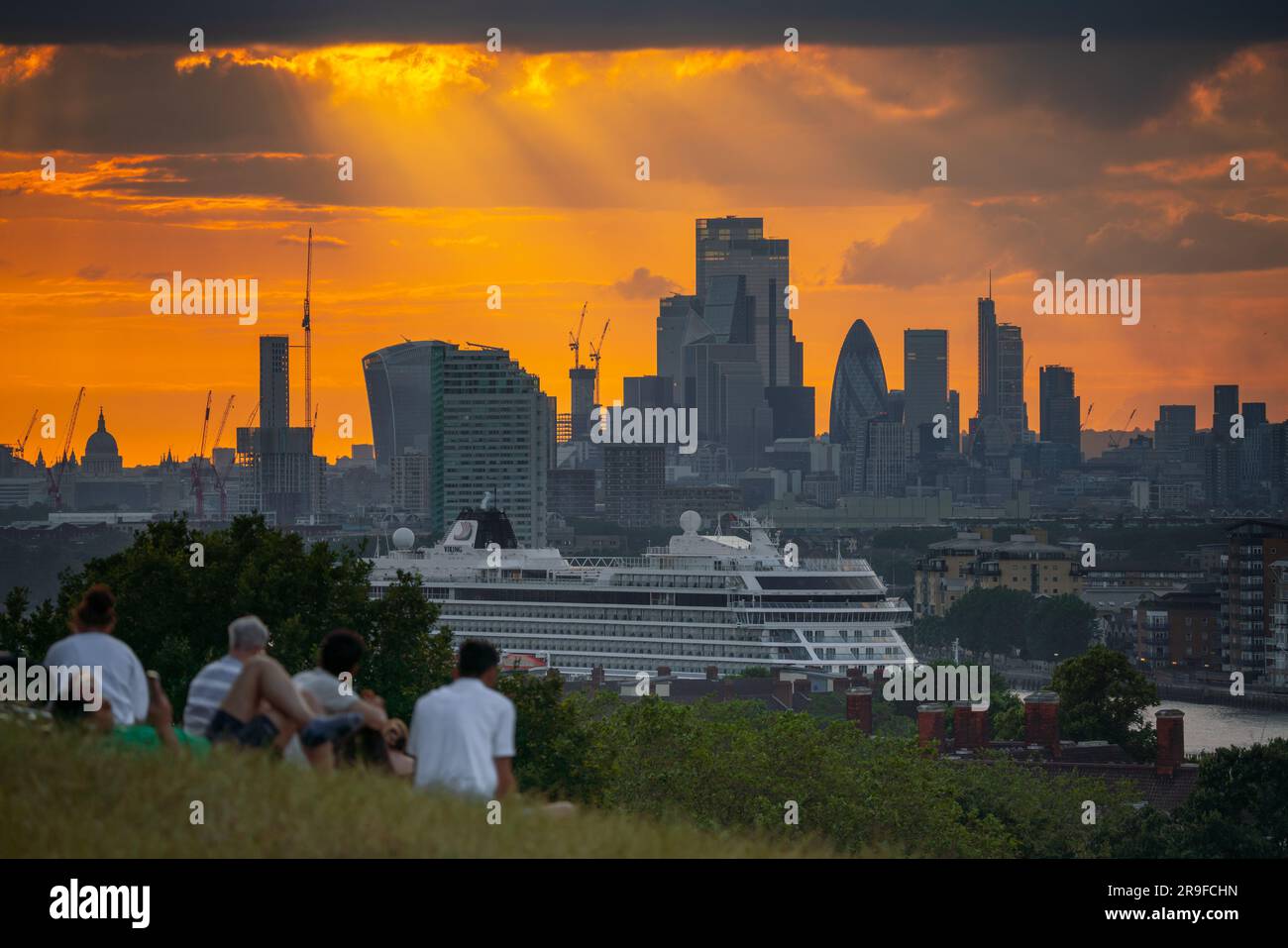 London, UK. 25th June 2023. UK Weather: City Heatwave sees locals enjoy ...