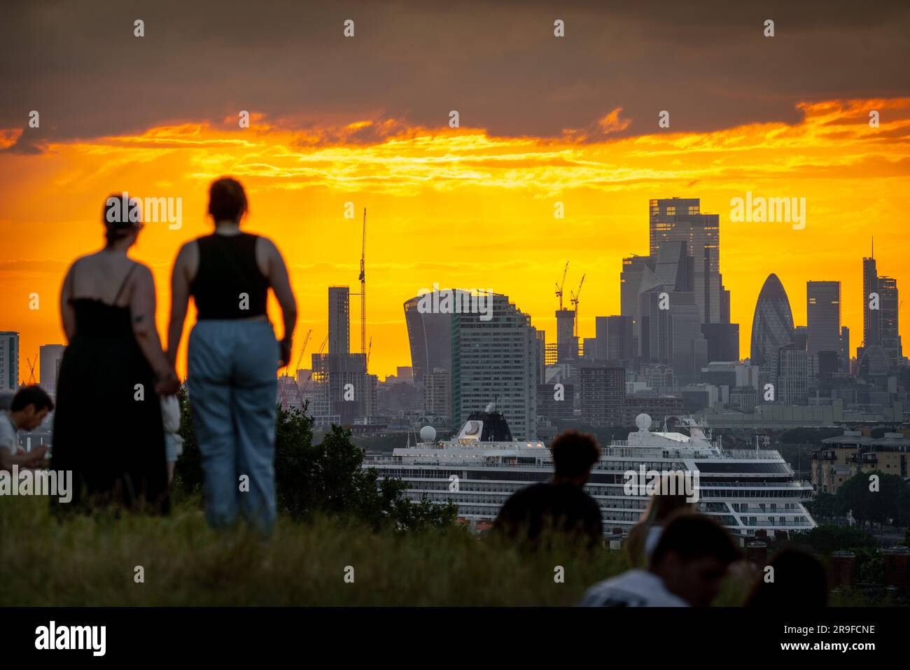 London, UK. 25th June 2023. UK Weather: City Heatwave sees locals enjoy ...