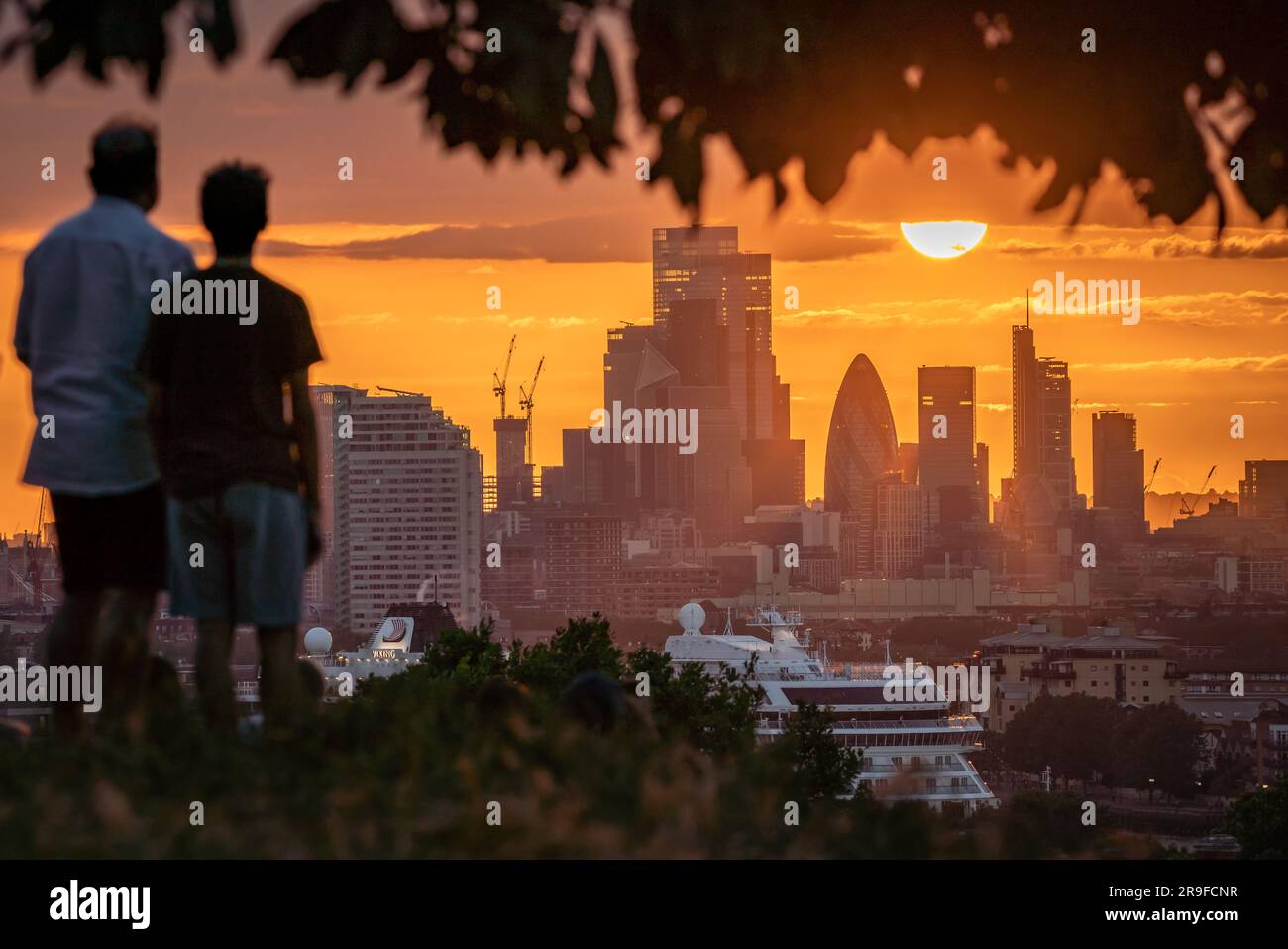 London, UK. 25th June 2023. UK Weather: City Heatwave sees locals enjoy ...