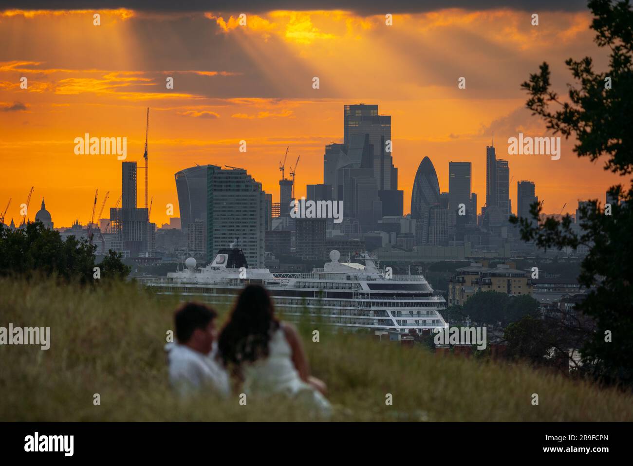 London, UK. 25th June 2023. UK Weather: City Heatwave sees locals enjoy ...