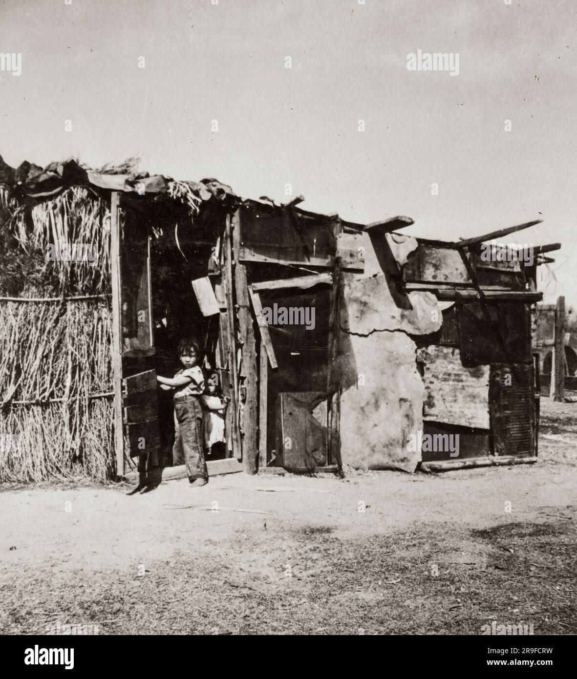 Photographer Dorothea Lange photographs America during and after the ...