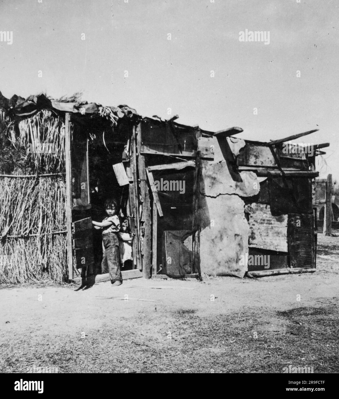 Photographer Dorothea Lange photographs America during and after the ...