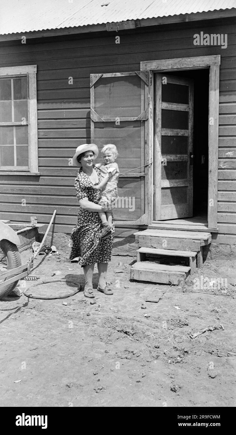 Photographer Dorothea Lange photographs America during and after the ...