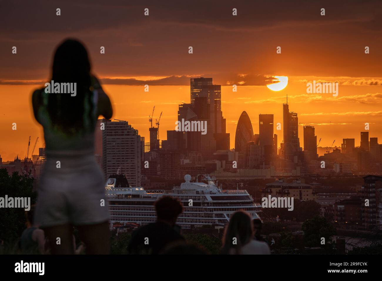 London, UK. 25th June 2023. UK Weather: City Heatwave sees locals enjoy ...