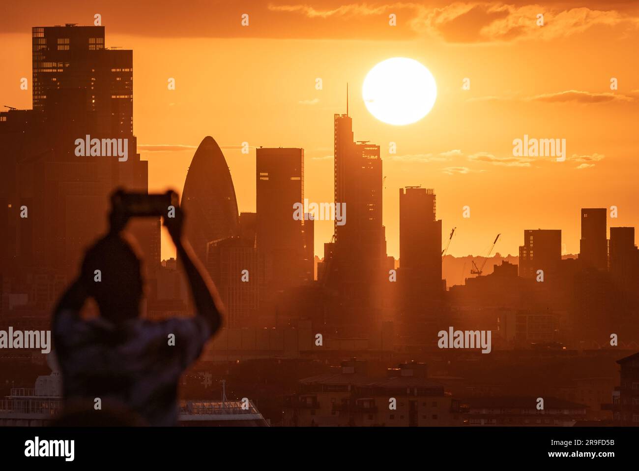 London, UK. 25th June 2023. UK Weather: City Heatwave sees locals enjoy ...