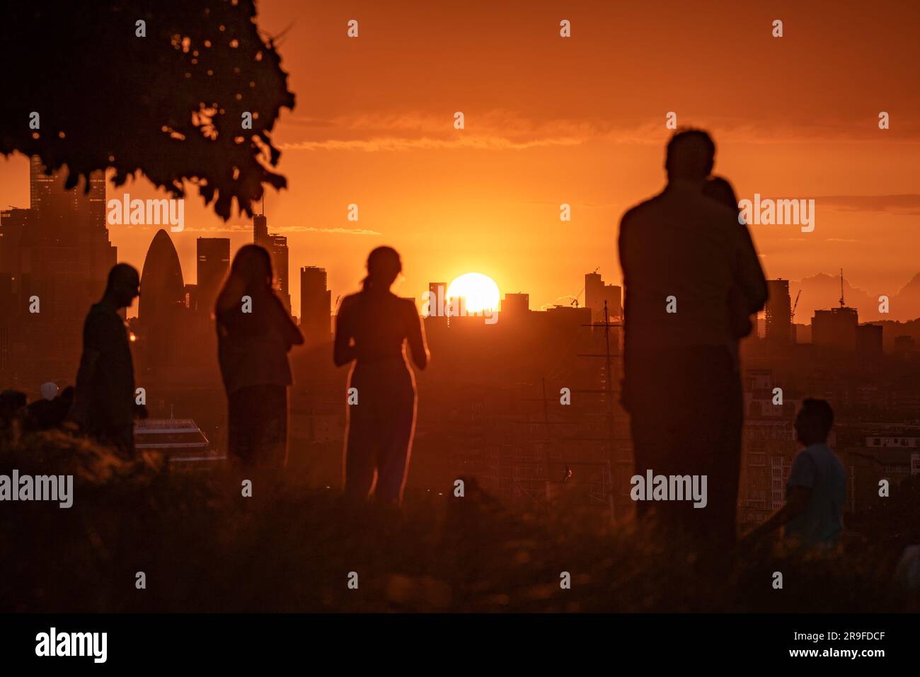 London, UK. 25th June 2023. UK Weather: City Heatwave sees locals enjoy ...