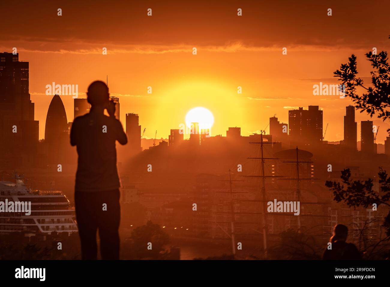 London, UK. 25th June 2023. UK Weather: City Heatwave sees locals enjoy ...