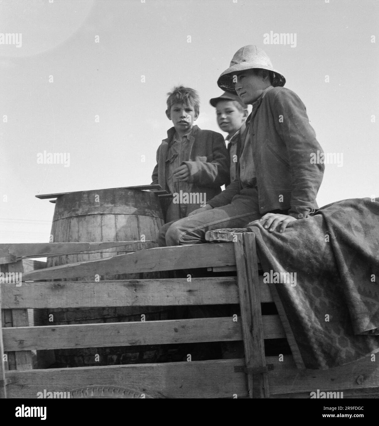 Photographer Dorothea Lange photographs America during and after the ...