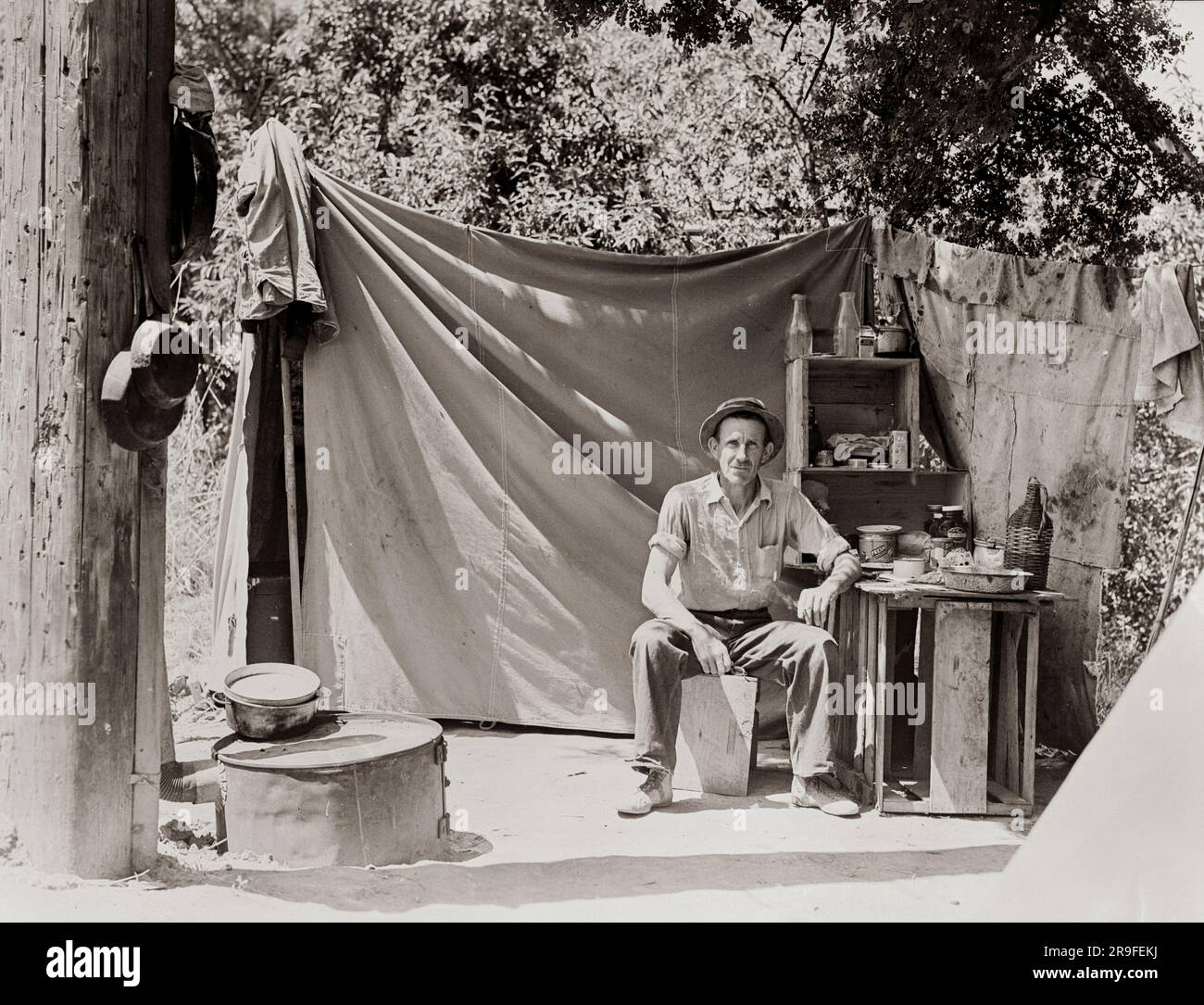 Photographer Dorothea Lange photographs America during and after the ...