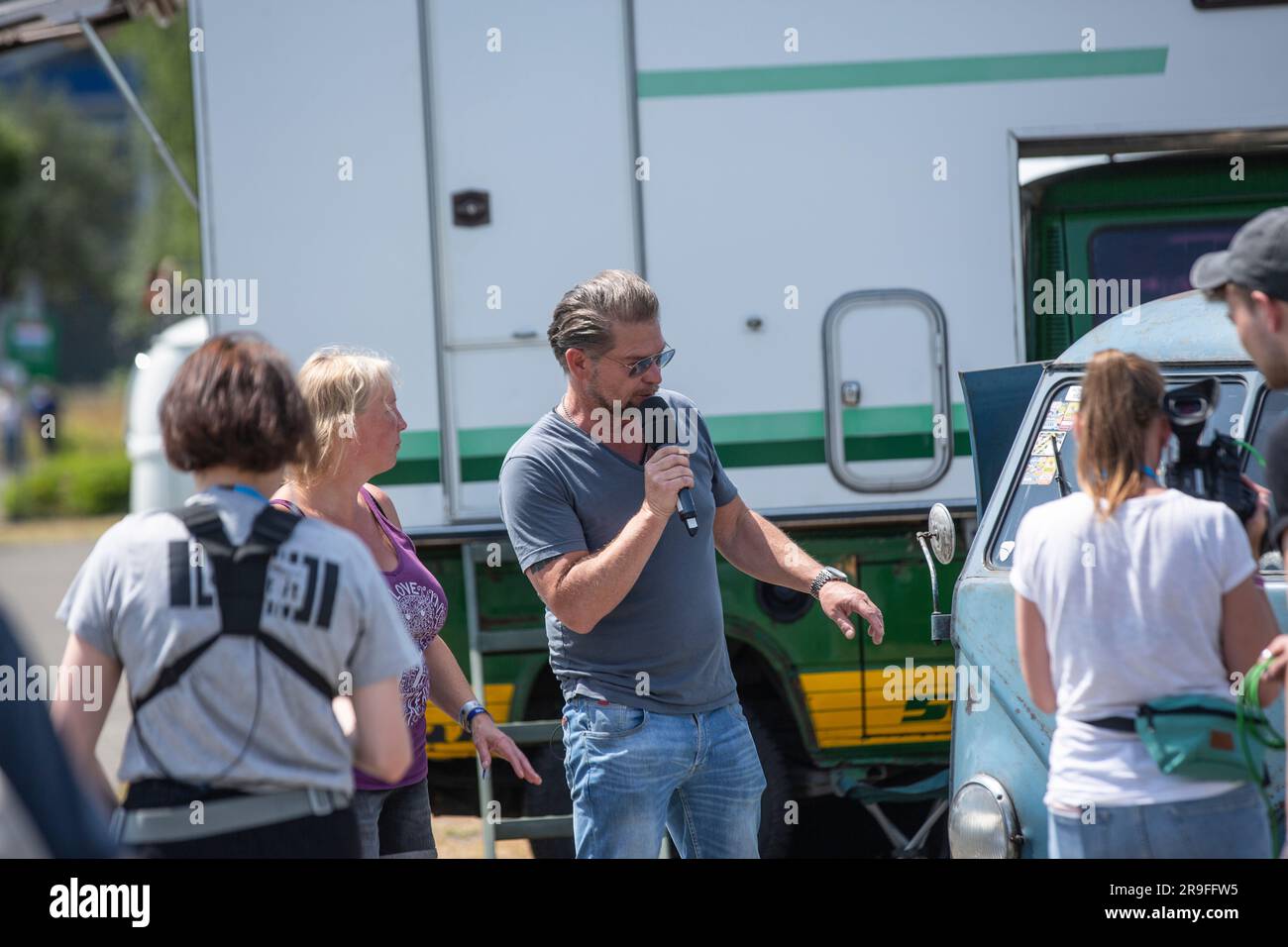 VW Bus Festival 2023 Grip-Moderator Det Müller an altem VW Bus T1 Stock ...