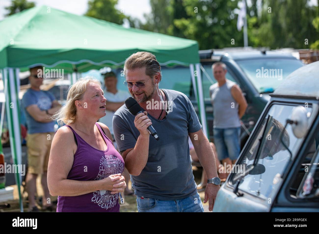 VW Bus Festival 2023 Grip-Moderator Det Müller an altem VW Bus T1 Stock ...