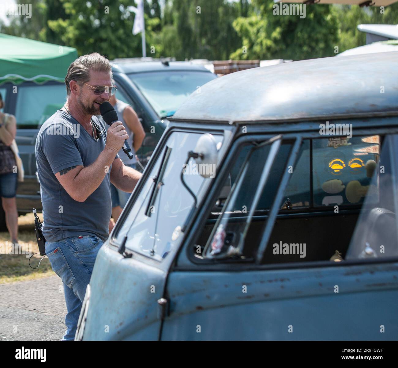 VW Bus Festival 2023 Grip-Moderator Det Müller an altem VW Bus T1 Stock ...