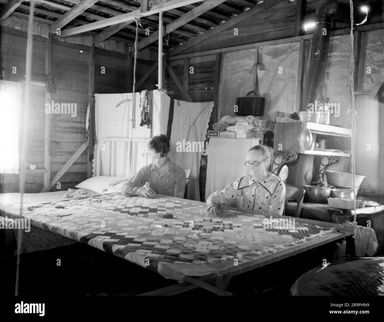 Photographer Dorothea Lange photographs America during and after the ...