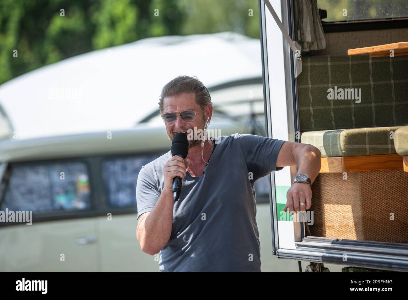 VW Bus Festival 2023 Grip-Moderator Det Müller an altem VW Bus T1 Stock ...