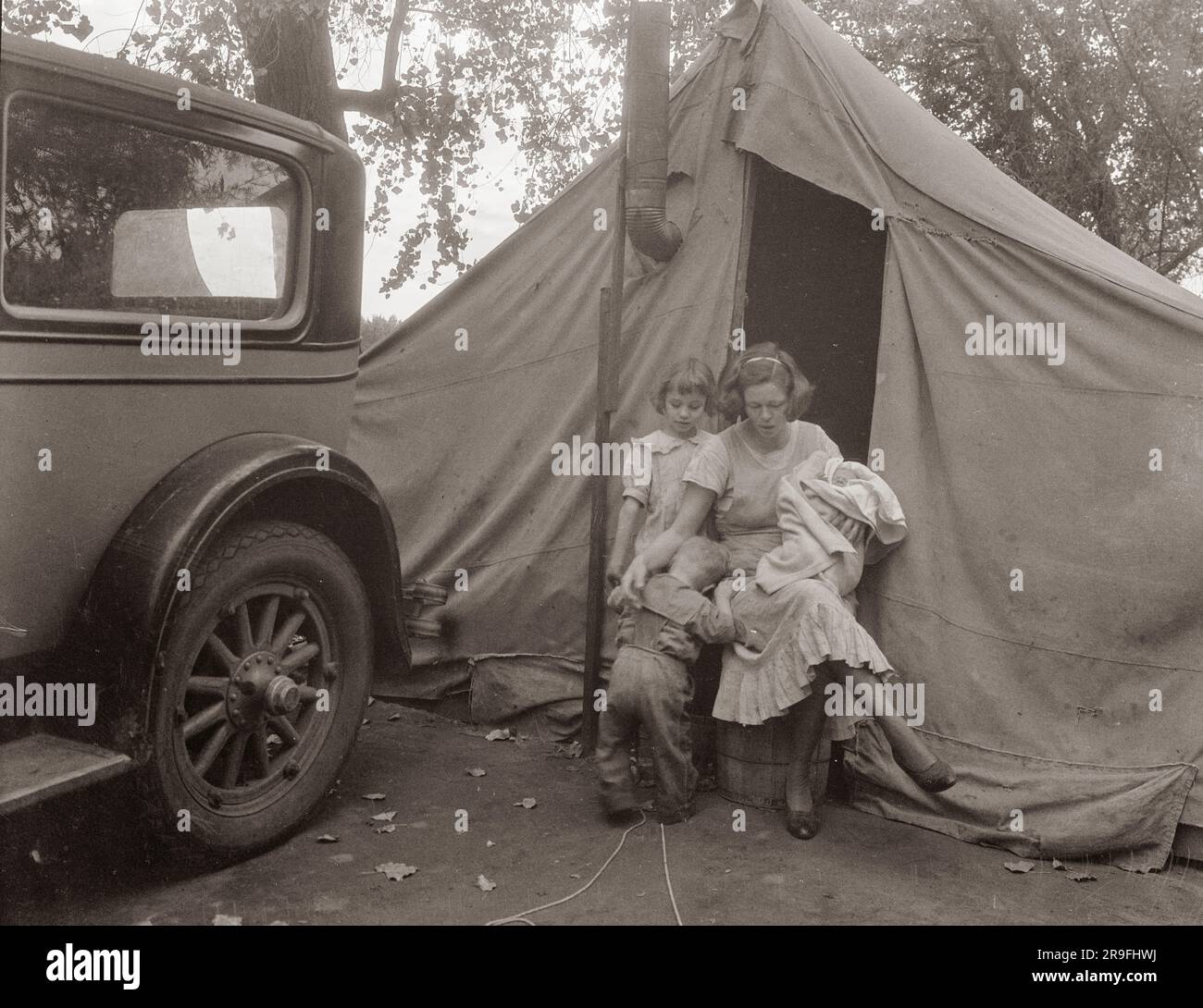 Photographer Dorothea Lange photographs America during and after the ...