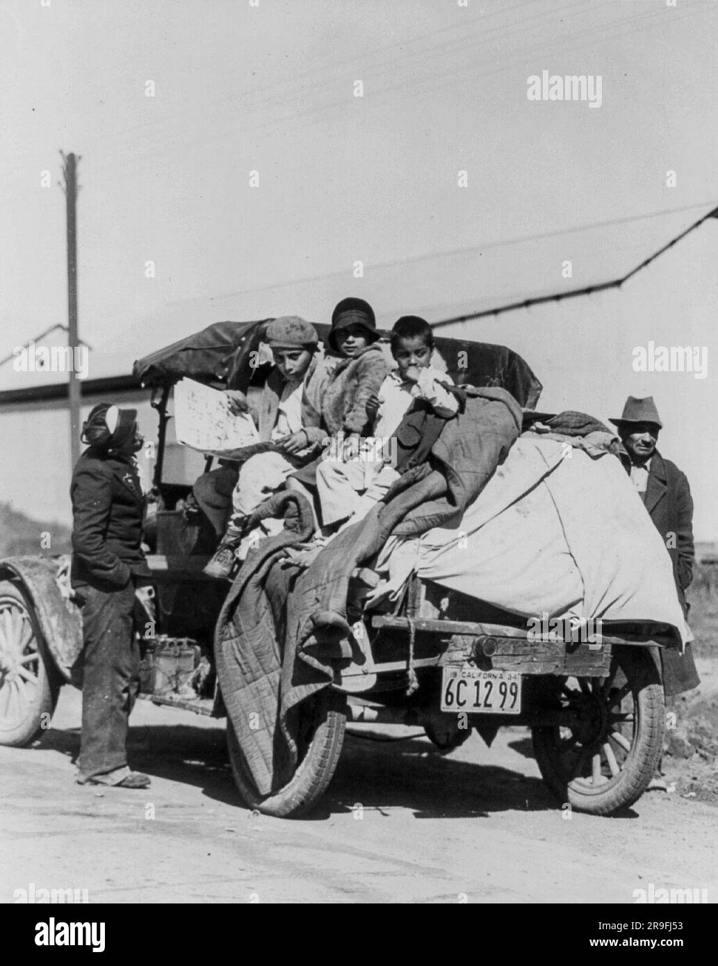Photographer Dorothea Lange photographs America during and after the ...