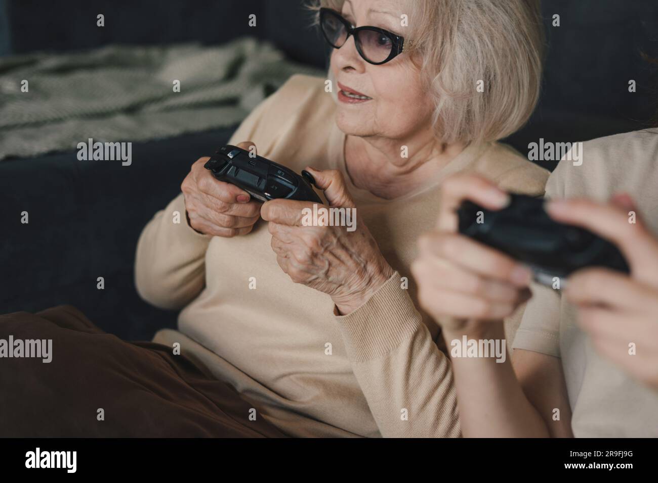 Man woman play video games hi-res stock photography and images - Alamy
