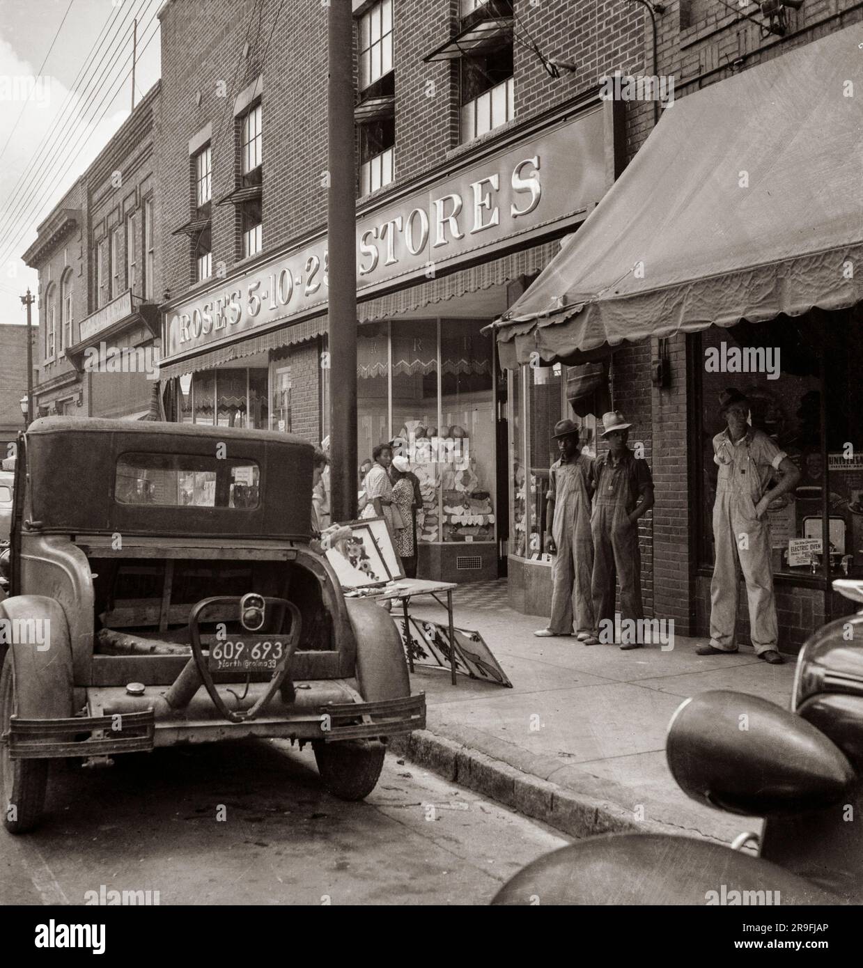 Photographer Dorothea Lange photographs America during and after the ...