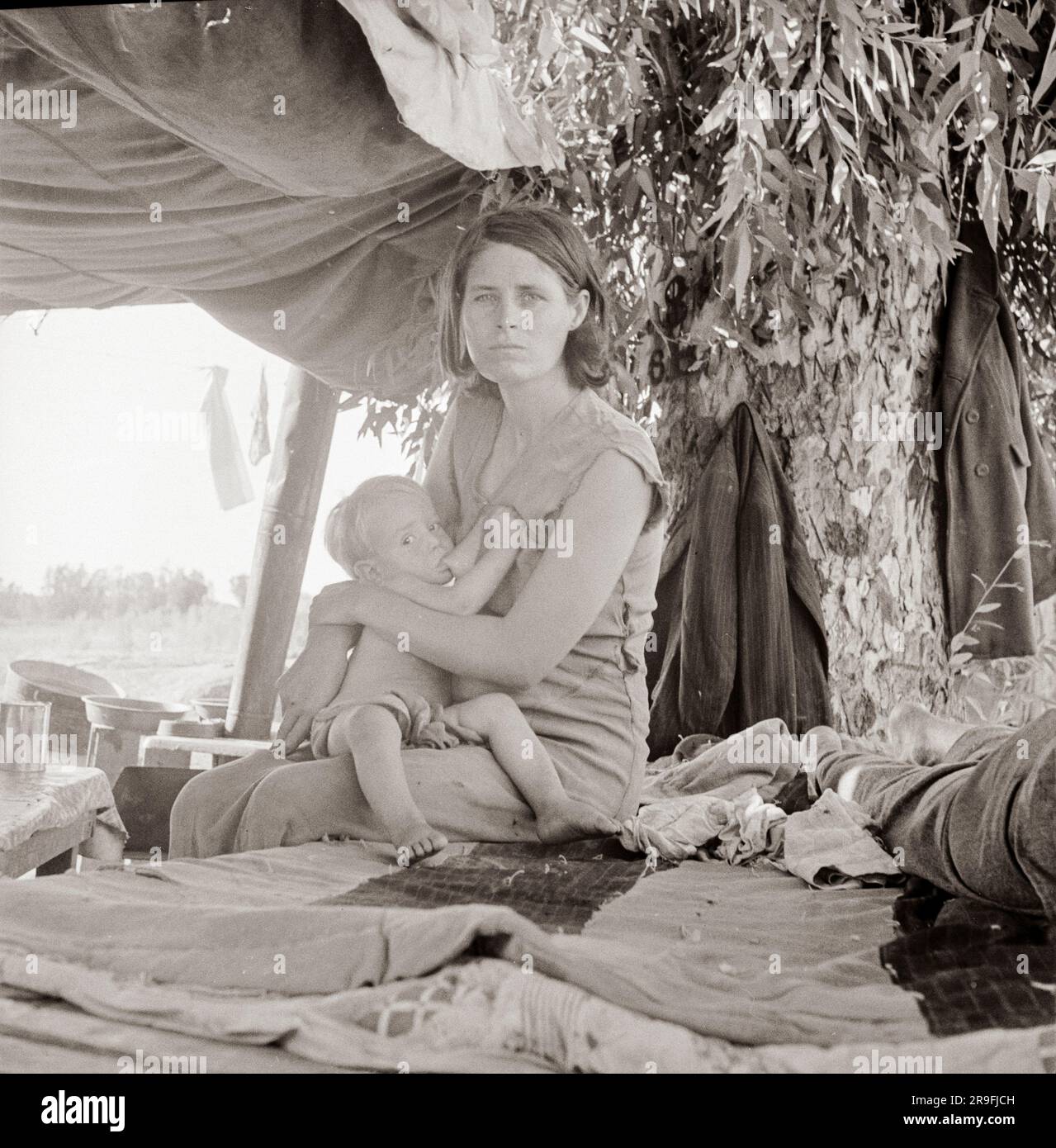 Photographer Dorothea Lange photographs America during and after the ...