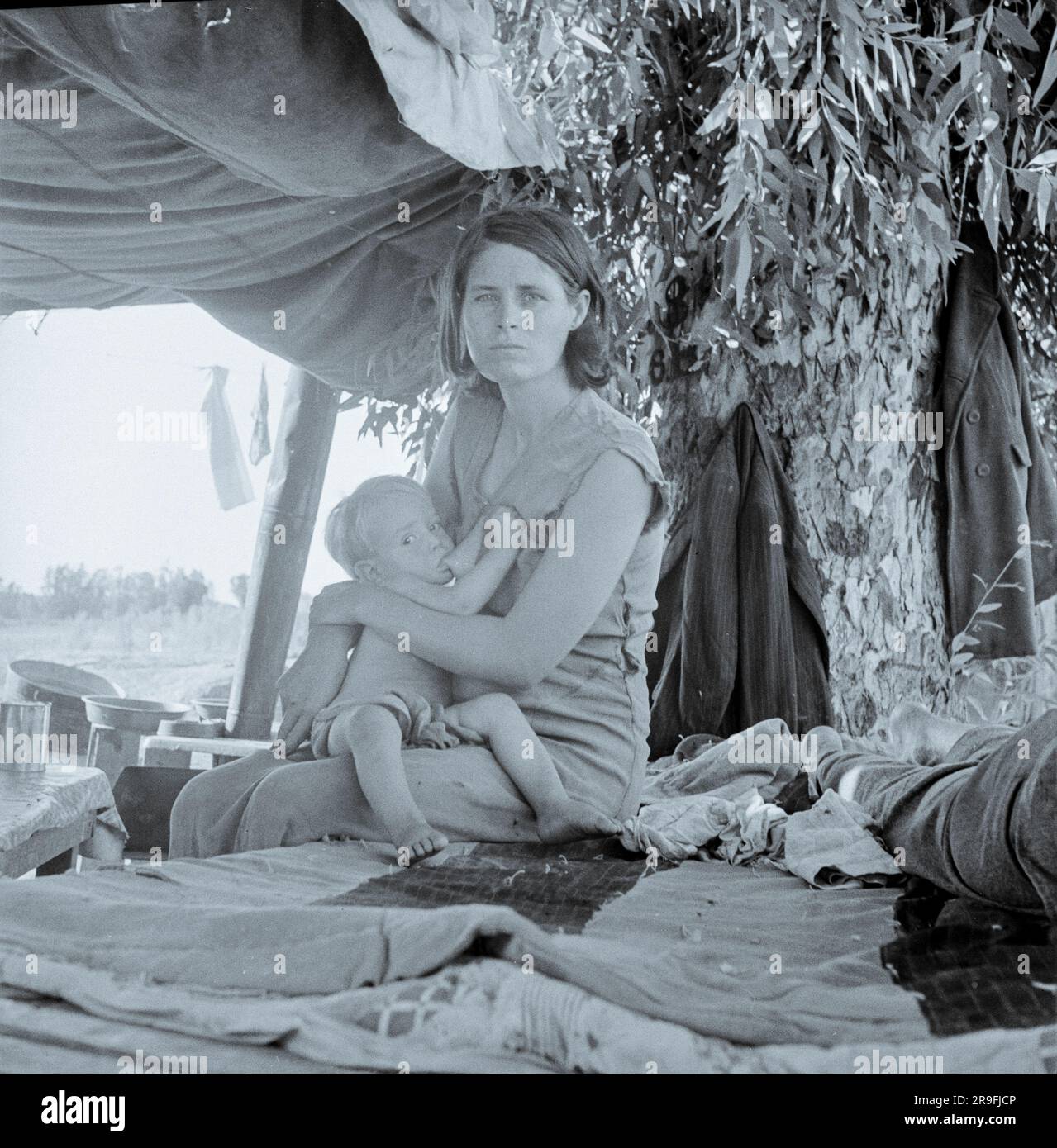 Photographer Dorothea Lange photographs America during and after the ...